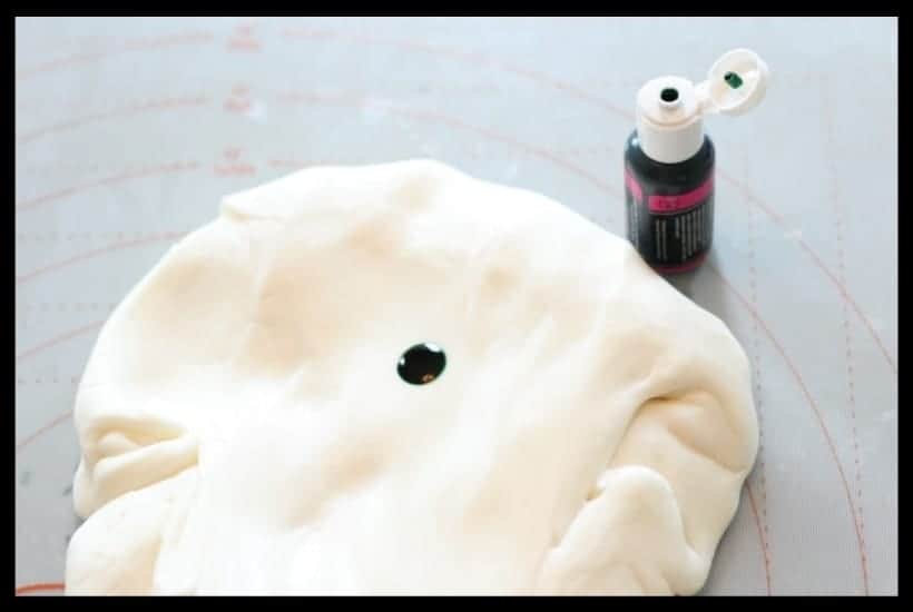 Easy Way to Color Large Amounts of Fondant - I Scream for Buttercream