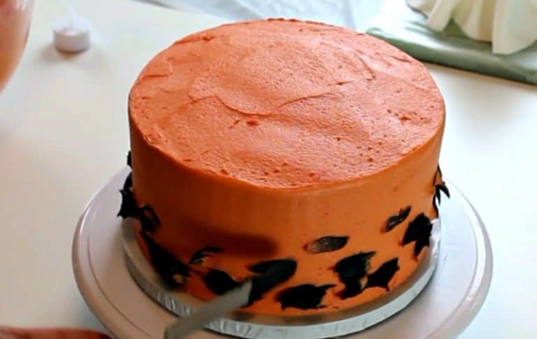 Glowing Ghost Cake Tutorial - I Scream for Buttercream