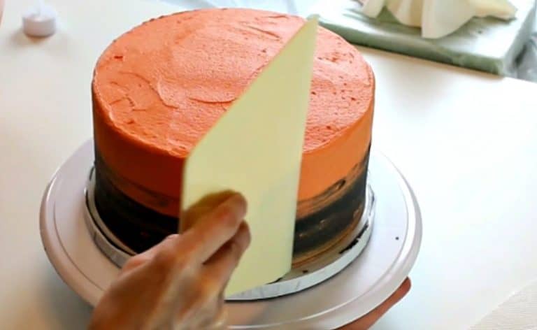 Glowing Ghost Cake Tutorial - I Scream for Buttercream