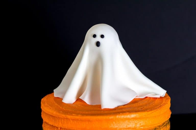 Glowing Ghost Cake Tutorial - I Scream for Buttercream