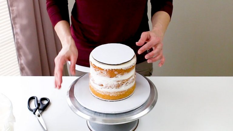 How to Make a Tall Cake - I Scream for Buttercream