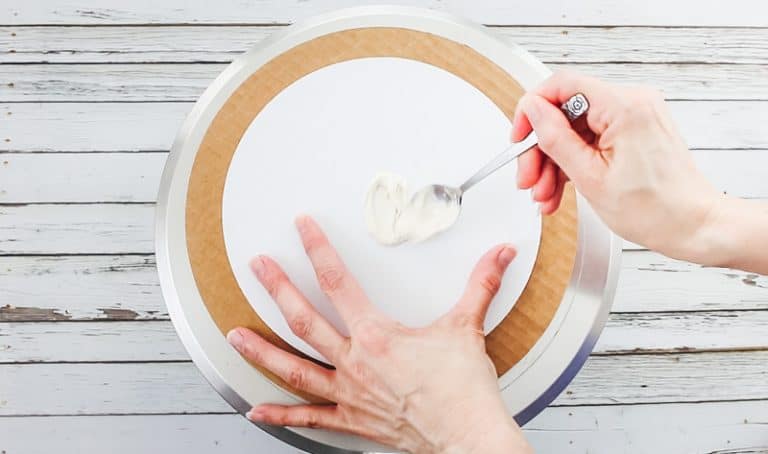 How to Stack a Cake (a step-by-step guide to tiered cakes) - I Scream ...