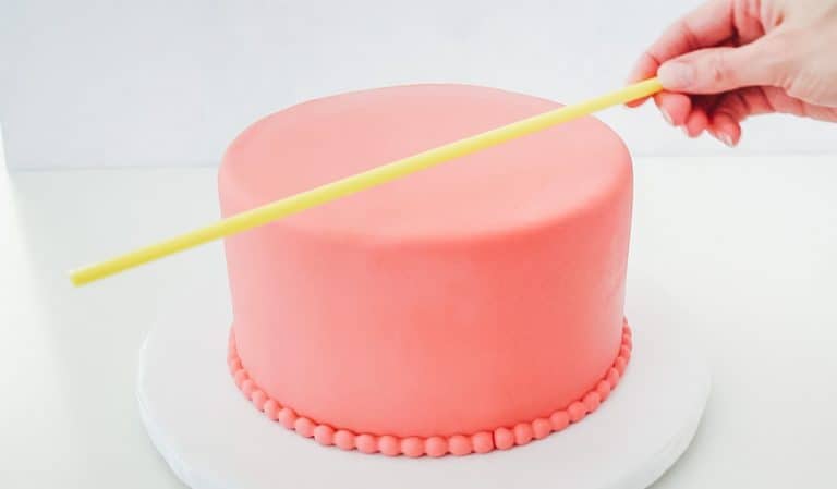 How to Stack a Cake (a step-by-step guide to tiered cakes) - I Scream ...