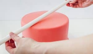 How to Stack a Cake (a step-by-step guide to tiered cakes) - I Scream ...