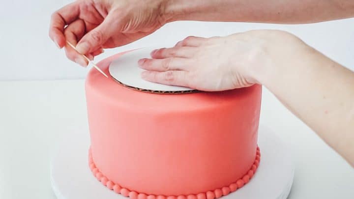How to Stack a Cake (a step-by-step guide to tiered cakes) - I Scream ...